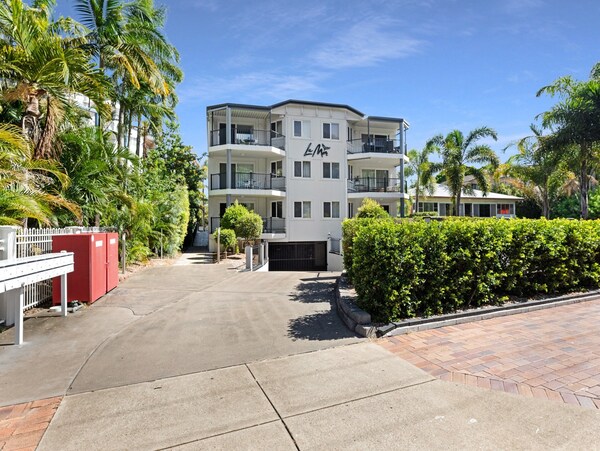2-bed Escape With Pool, Steps From Torquay Beach - Hervey Bay