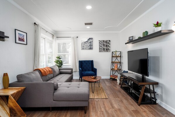 Chic Bungalow Steps from SoFi, Kia Forum, & LAX Reviews, Deals & Photos ...