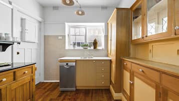 Apartamento | Cozinha privada | Talheres/pratos/utensílios de cozinha