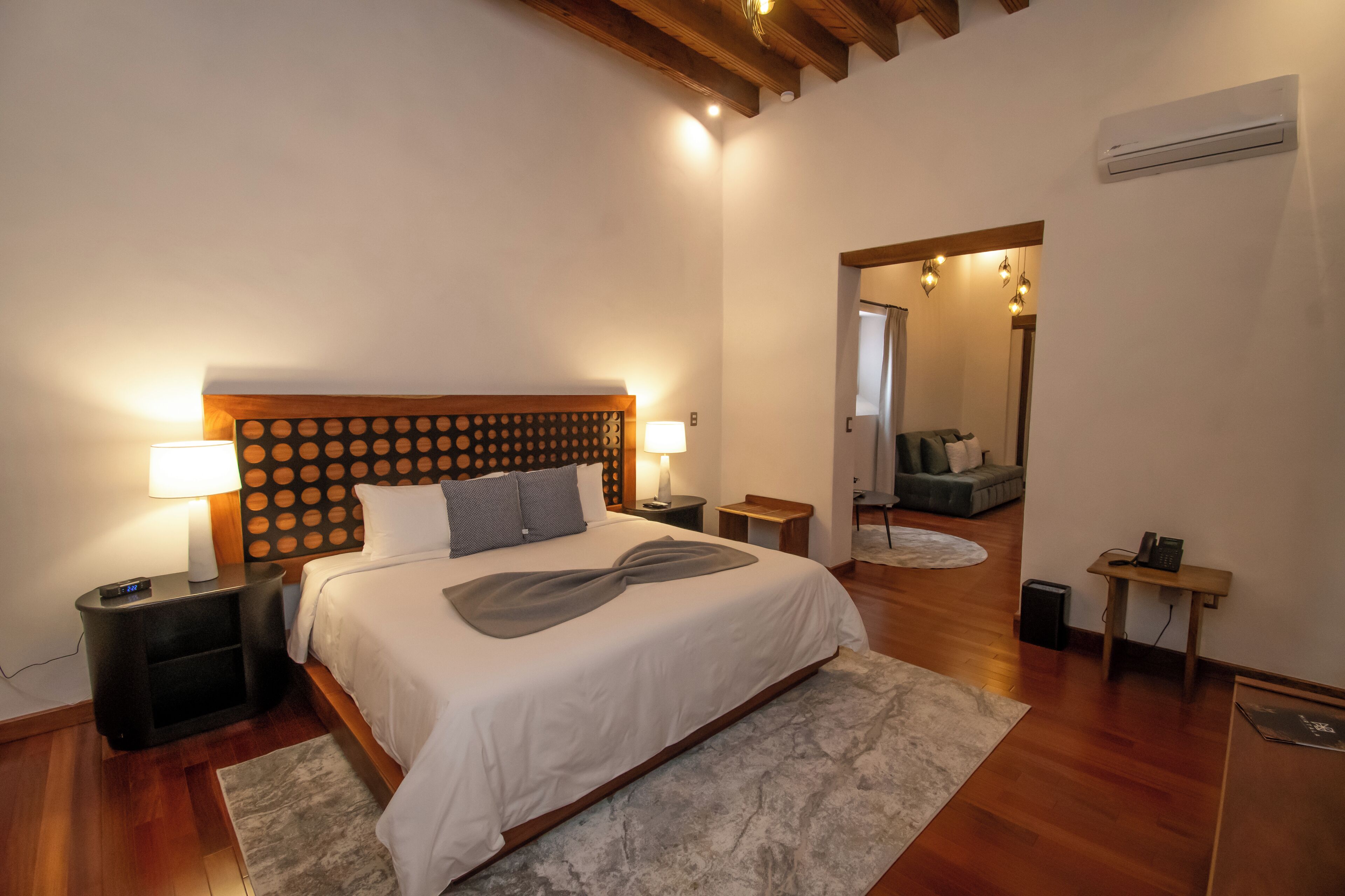 Suite Superior | Cofre com capacidade para portátil, cortinas/cortinados opacos 