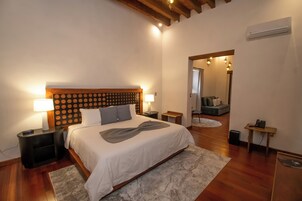 Suite Superior | Cofre com capacidade para portátil, cortinas/cortinados opacos 