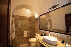Suite Júnior | Casa de banho | Um polibã, um secador de cabelo, chinelos, toalhas fornecidas