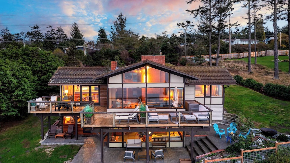 Oceanfront Home W/ Outdoor Dining, 2 Firepits + Steps To Beach Salish Sea Escape By Avantstay - Port Townsend, WA