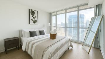 Suíte superluxo, 2 quartos, vista para a cidade | Espaço de trabalho para notebook, ferros/tábuas de passar roupa