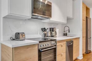 Suite de Luxo, Vista para a cidade | Secretária adequada para computadores portáteis, ferro/tábua de engomar 