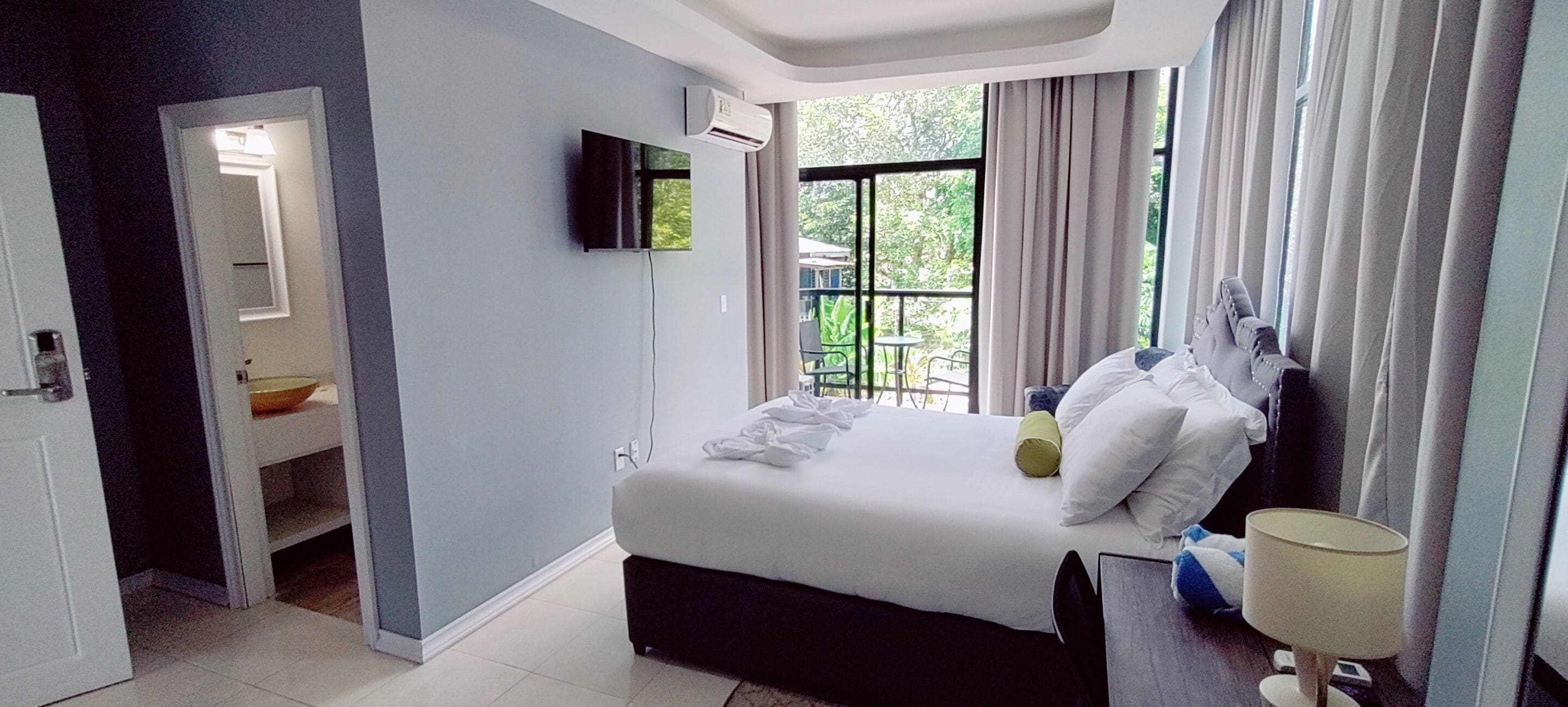Quarto Clássico com Cama de Casal, varanda | Cofre no quarto, secretária adequada para computadores portáteis 