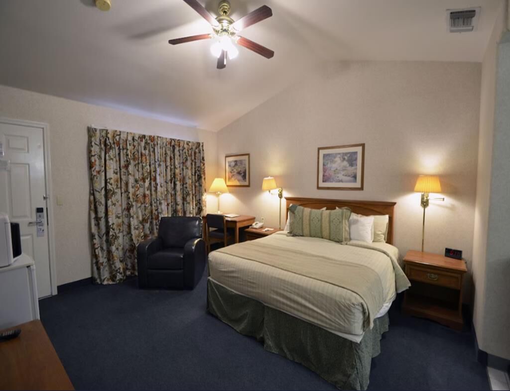 Non-smoking 1 King Bed Room - Fresno, CA