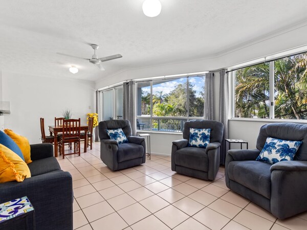 Spacious Esplanade Apartment With Rooftop Access - Hervey Bay