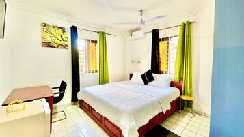 Secretária, secretária adequada para computadores portáteis