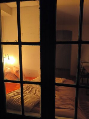 2 - Quarto casal conforto - subsolo - Janela para corredor ajardinado | Roupa hipoalergénica, Wi-fi grátis, roupa de cama fornecida