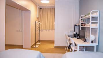 Quarto Quádruplo Comfort, Vista para a cidade | Roupa hipoalergénica, secretária