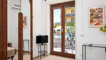 Apartamento Comfort, varanda, Vista para a cidade | Edredões de penas, secretária, cortinas/cortinados opacos