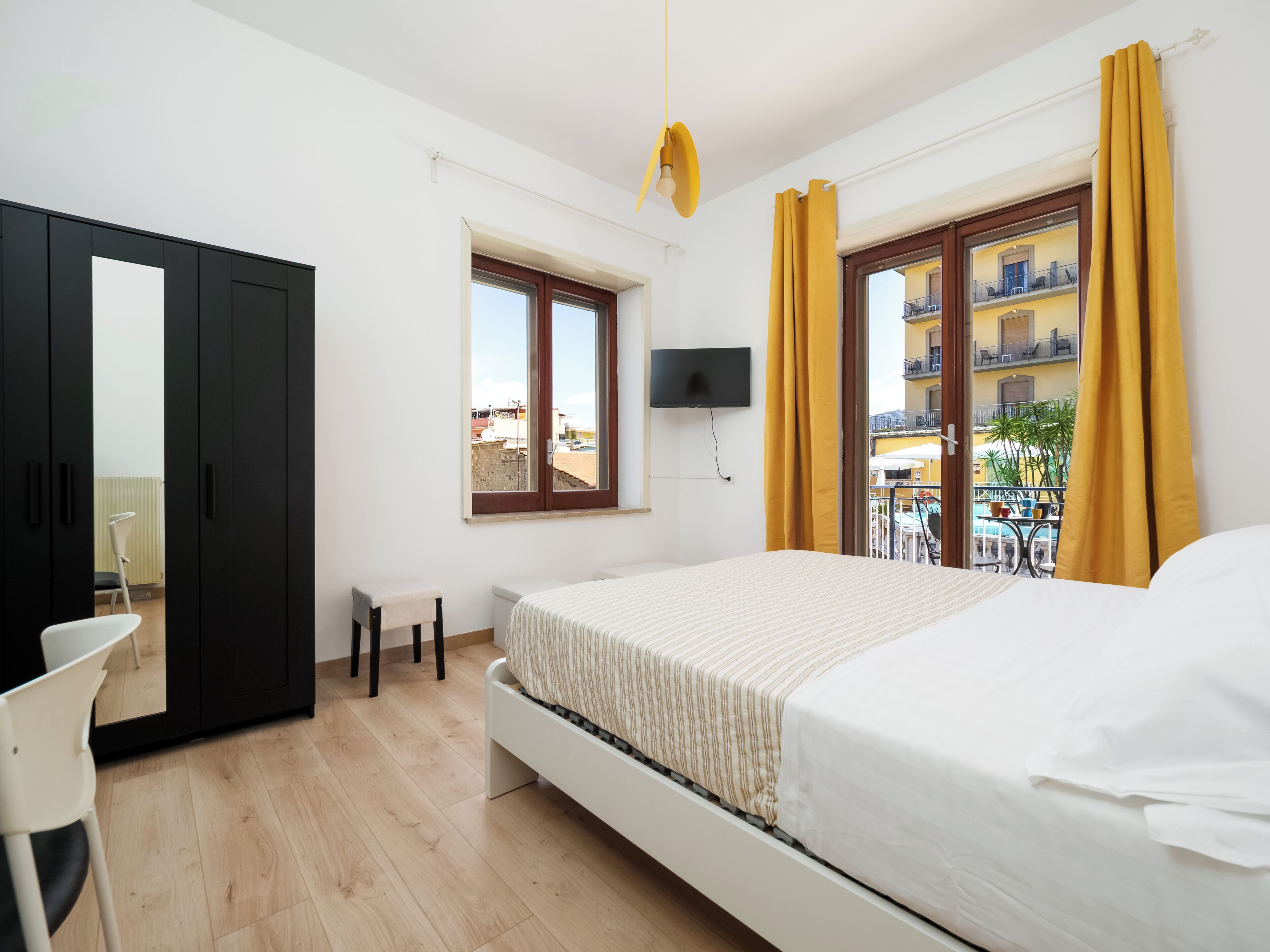 Apartamento Comfort, varanda, Vista para a cidade | Edredões de penas, secretária, cortinas/cortinados opacos 