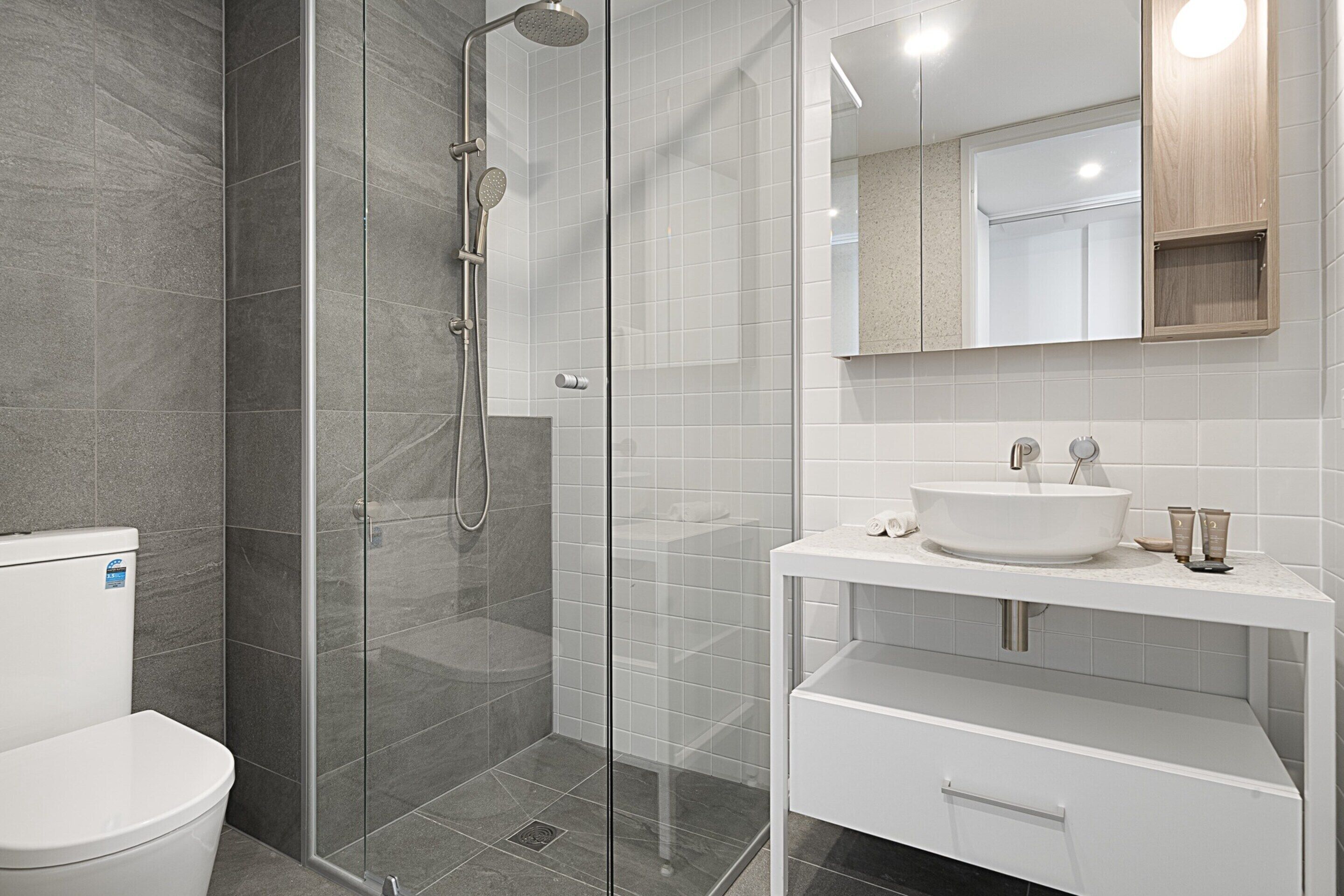 Apartamento | Banheiro | Secador de cabelo, toalhas de banho, sabonete, shampoo