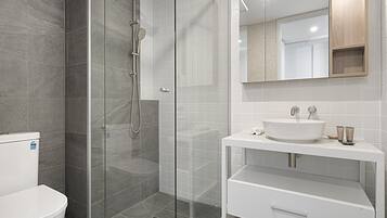 Apartamento | Banheiro | Secador de cabelo, toalhas de banho, sabonete, shampoo