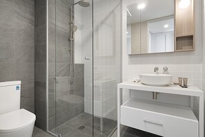 Apartamento | Banheiro | Secador de cabelo, toalhas de banho, sabonete, shampoo