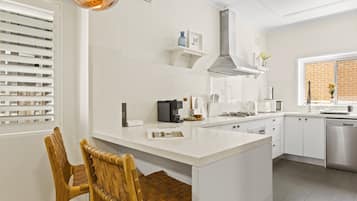 Apartamento | Cozinha privada | Talheres/pratos/utensílios de cozinha