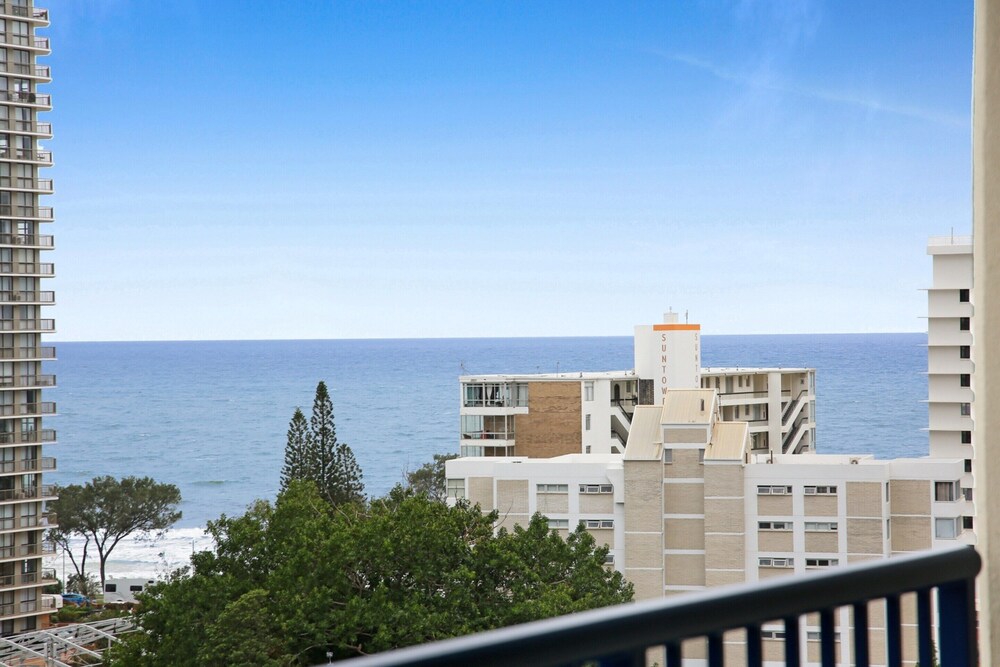 Chic Coastal Retreat With Resort-style Amenities - Surfers Paradise