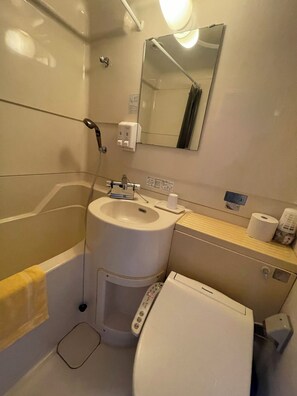 Uma combinação polibã/banheira, artigos de higiene pessoal grátis