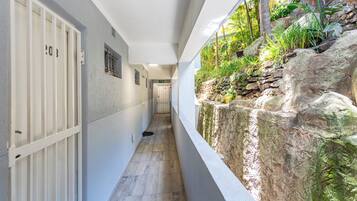 Apartamento Deluxe, varanda, vista para a praia | Ferro/tábua de engomar, Wi-fi grátis