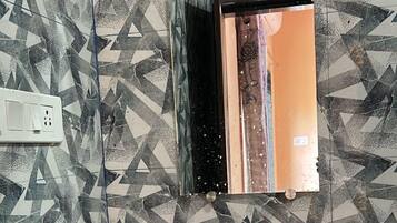 Quarto triplo luxo, vista para a cidade | Banheiro | Toalhas de banho, sabonete, shampoo, papel higiênico