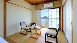 Quarto Twin Comfort, vista parcial para o lago | Cofre no quarto, cortinas/cortinados opacos, Wi-fi grátis 