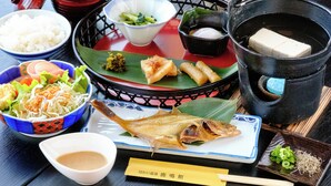 Pequeno-almoço japonês diário mediante uma taxa 