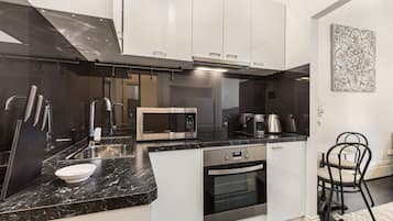 Apartamento | Cozinha privada | Talheres/pratos/utensílios de cozinha