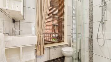 Apartamento | Casa de banho | Um secador de cabelo, toalhas fornecidas, sabão, champô