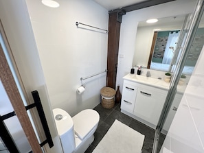 Casa | Casa de banho | Um secador de cabelo, toalhas fornecidas, sabão, champô