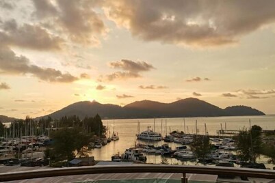 Spacious & Homey Apartment at Marina Island by JoMy Homestay