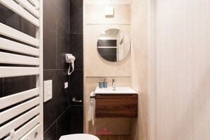 Quarto Duplo Standard | Casa de banho | Um polibã, um secador de cabelo, toalhas fornecidas, sabão 