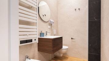 Quarto Duplo Deluxe | Casa de banho | Um polibã, um secador de cabelo, toalhas fornecidas, sabão