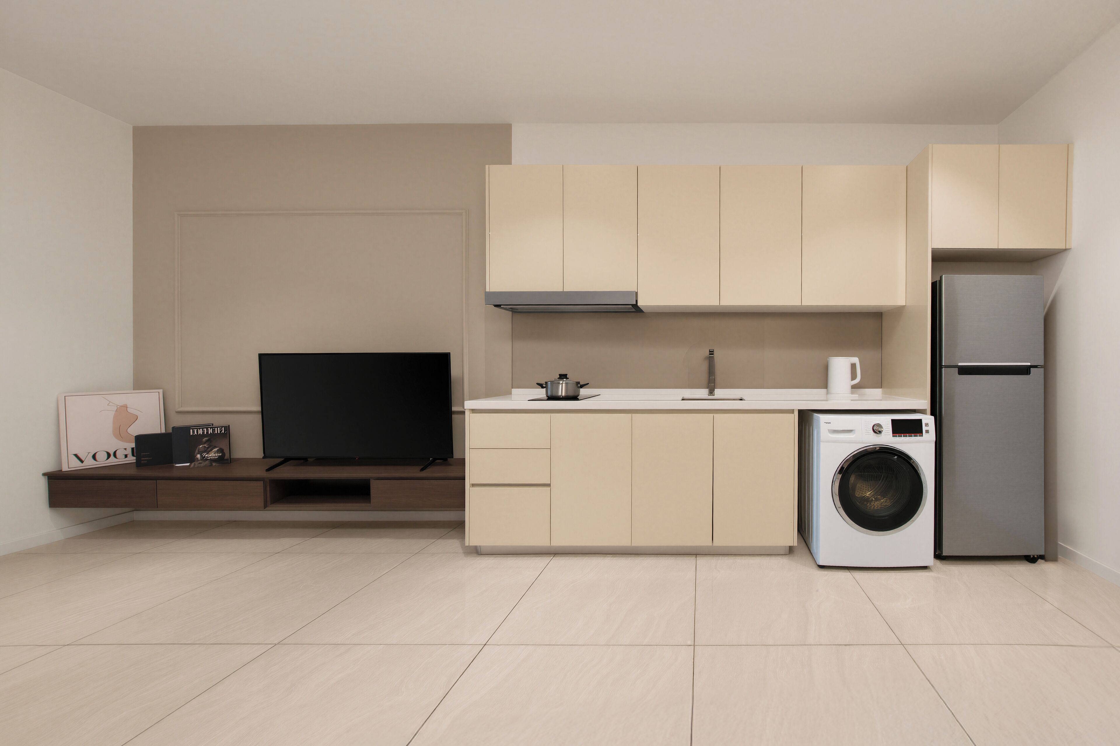 Uma cozinha moderna com máquina de lavar e secar integradas, televisão de tela plana e design minimalista.