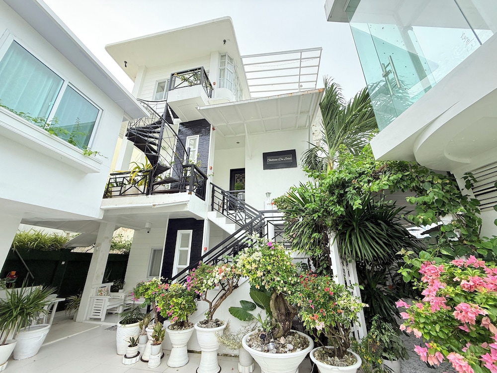 Chateau Du Soleil - San Fernando