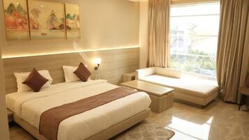 Quarto Superior | Cofre no quarto, secretária