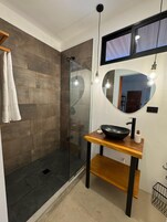 Quarto casal superior | Banheiro | Chuveiro, produtos de toalete grátis, toalhas de banho, sabonete