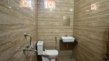 Chuveiro, produtos de toalete grátis, toalhas de banho, papel higiênico