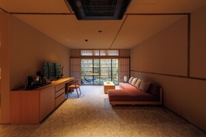 Quarto Twin Júnior, vista para o pátio | Lençóis de algodão egípcio, roupa de alta qualidade, edredões de penas 