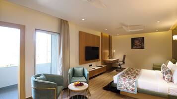 Suite, Vista para a cidade | Secretária adequada para computadores portáteis, ferro/tábua de engomar