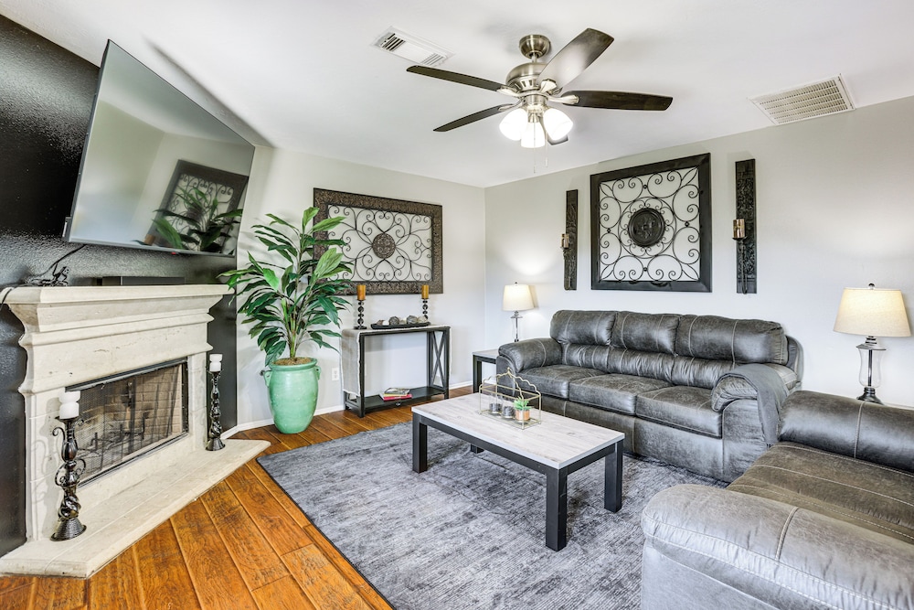 Solar-powered Home W/ & Game Room & Gym In Houston - Houston, TX