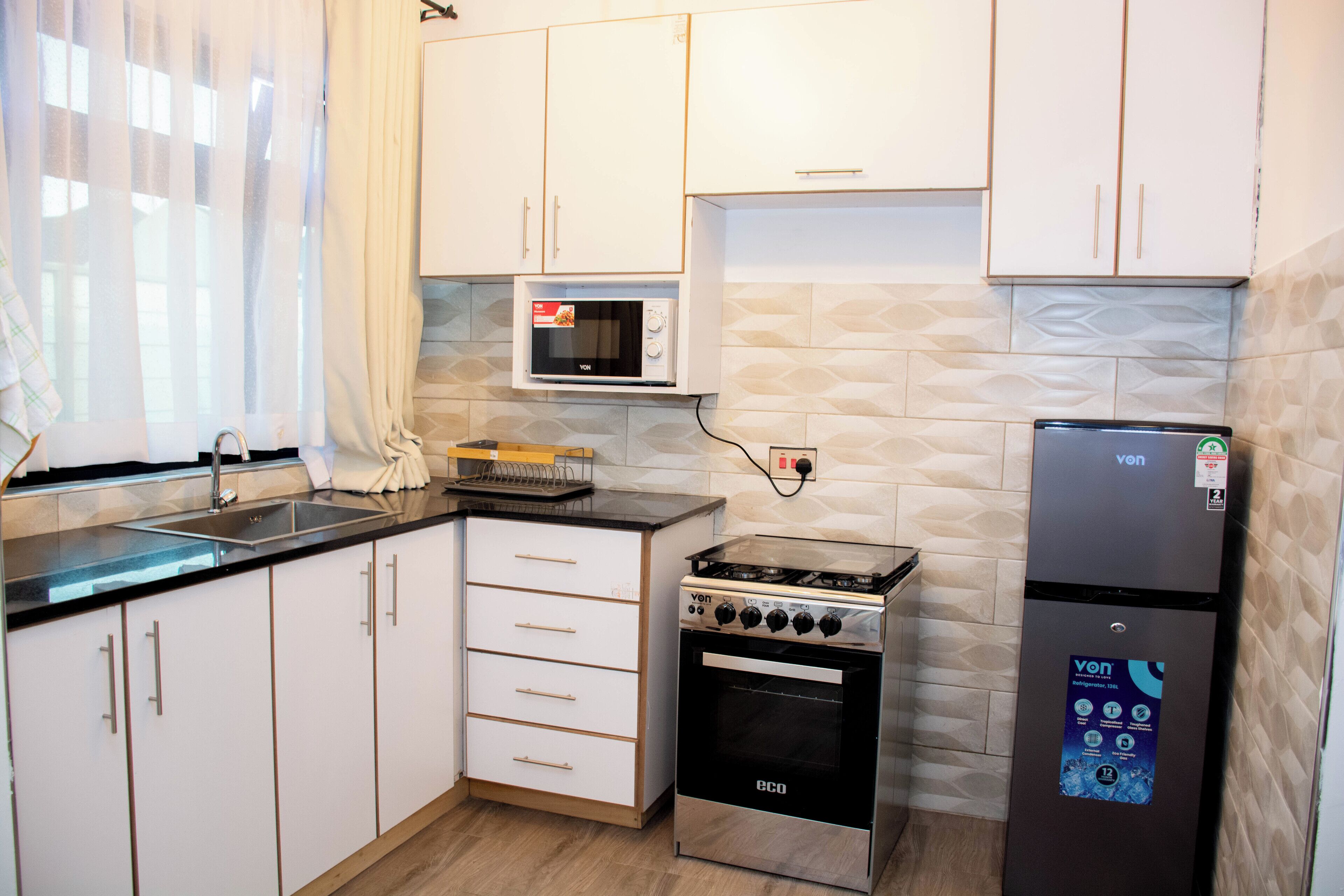 Villa Standard, varanda | Cozinha privada | Um frigorífico/congelador grande, um micro-ondas, um forno 