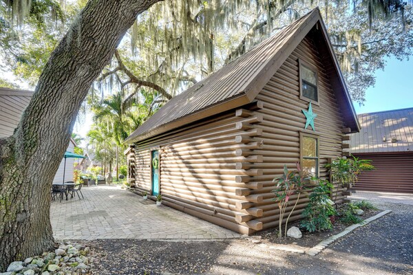 Lake Okeechobee Dockside Cabin W/ Pool Access - Okeechobee, FL