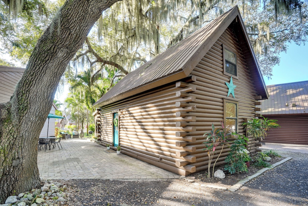 Lake Okeechobee Dockside Cabin W/ Pool Access - Okeechobee, FL