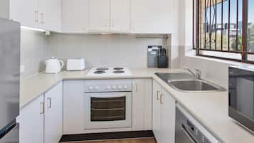 Apartamento | Cozinha privada | Talheres/pratos/utensílios de cozinha