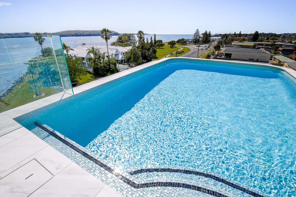 Oceanside Apartment With Bay Views - Batemans Bay