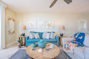 Condo, 2 quartos | Área de estar
