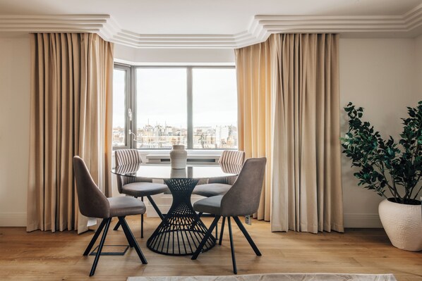 Apartamento Deluxe, 2 quartos, cozinha | Sala de estar | Smart TV de 43 polegadas com canais digitais