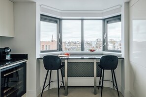 Apartamento Deluxe, 2 quartos, cozinha | Cozinha privada | Um frigorífico, um micro-ondas, um forno, uma placa de cozinha