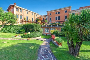 Apartamento Familiar, vários quartos, junto ao lago (Bogliaco Lake Front) | Jardim